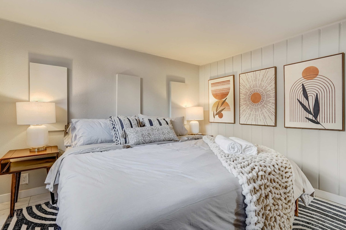 Ivywild Flat! Pet Friendly Near Broadmoor w/ Views - Flats for Rent in ...