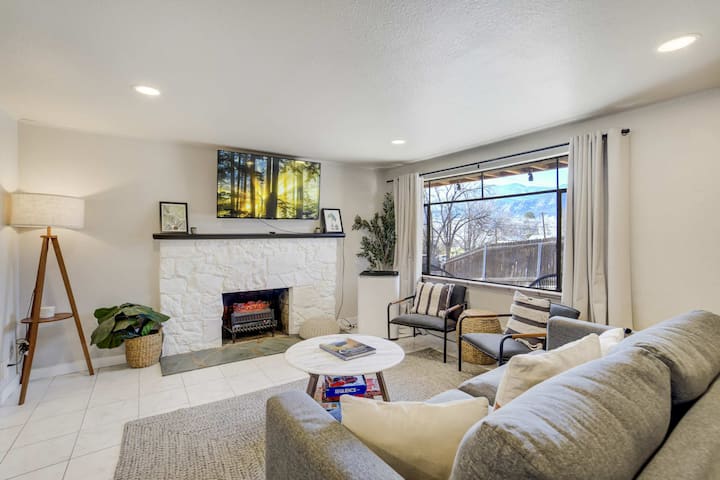 Ivywild Flat! Pet Friendly Near Broadmoor W/ Views - Colorado Springs, CO