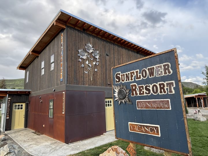 Sunflower Resort Sunflower Home ~ King/king 2ba - Winthrop, WA