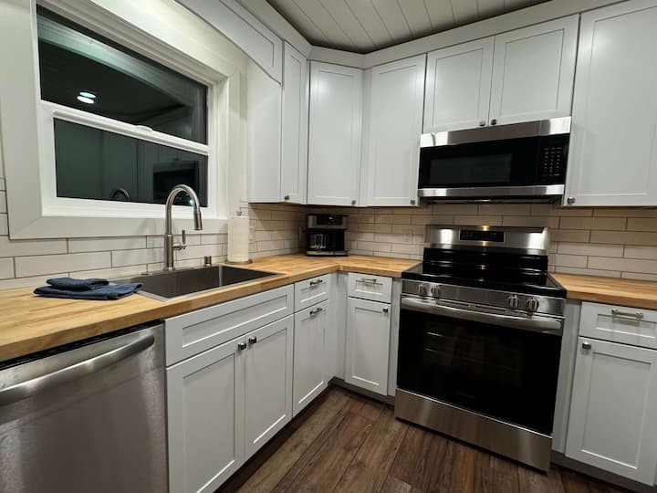 Downtown Home & Studio Apt! Walk To Shops & Cafes! - Palmer, AK