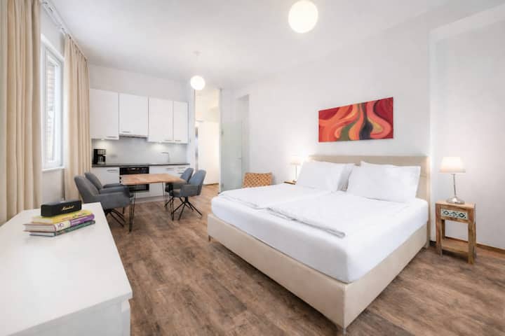 Stylish Alpine Apartment With Balcony - Badgastein