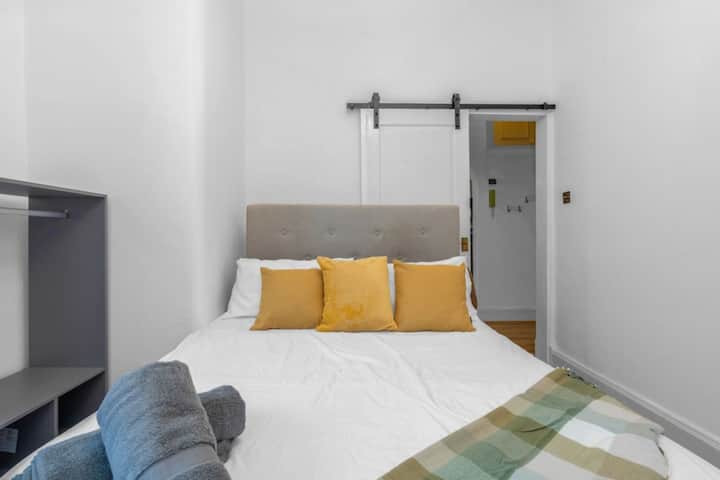 Tram | City Centre | Sleeps 3 | 2 Beds - Edinburgh