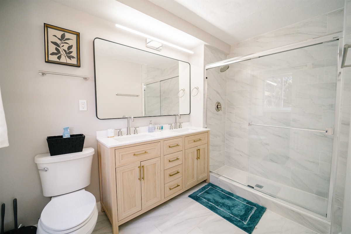 Great Falls Luxe Haven: ¡Oasis moderno de 5 dormitorios y 3 baños ...