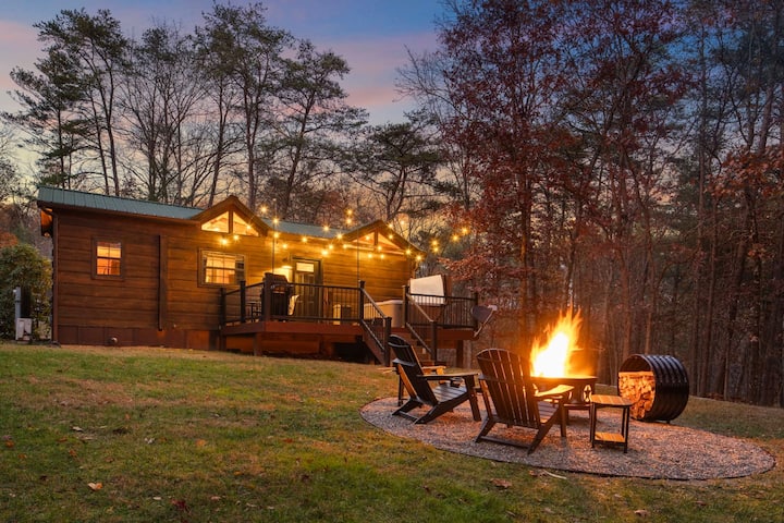 Private Romantic Cabin Retreat W/ Hot Tub - Berkeley Springs, WV