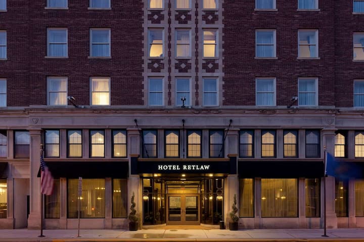 Hotel Retlaw | Dillinger Suite | Central Stay - Fond du Lac, WI
