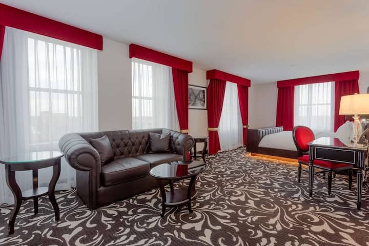 Hotel Retlaw | Regal King | Golf Nearby - Fond du Lac, WI