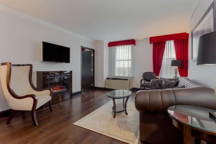 1br King Suite | Hotel Retlaw | Downtown - Fond du Lac, WI