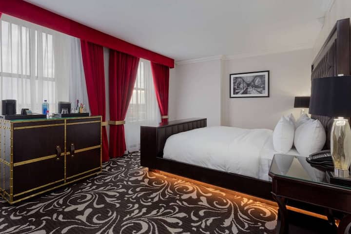 Hotel Retlaw | Superior King | See Local Sites - Fond du Lac, WI