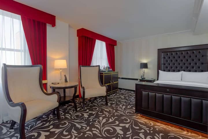 Queen Deluxe | Hotel Retlaw | Near Lakeside Park - Fond du Lac, WI
