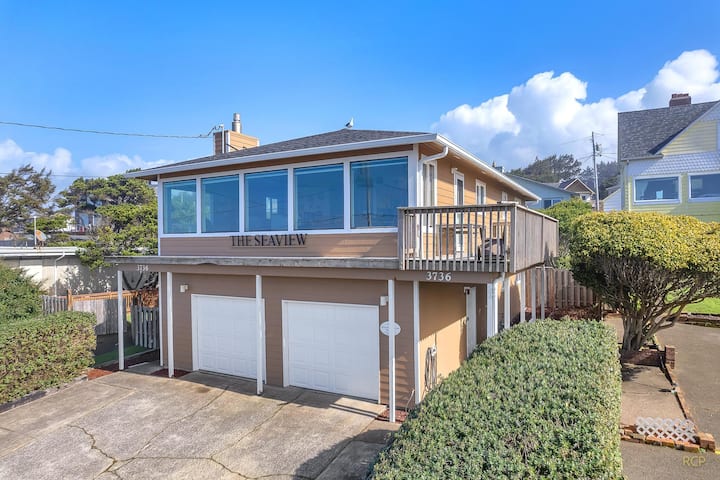 Near Beach Access W/ Hot Tub - Lincoln City, OR