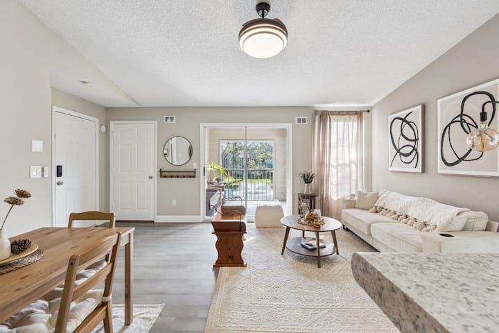 Quiet Gated Condo Near Universal | Pool & View - Orlando