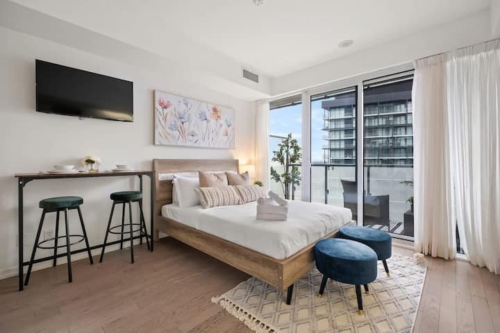 Stylish Urban Oasis In Toronto’s Hottest Spot - Toronto