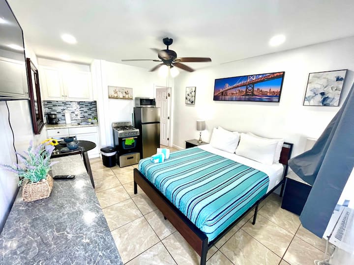 Beachside Studio Near Miami Events Walk To Beach - Hollywood, FL