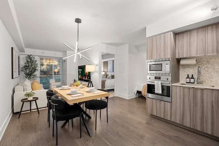 Bright & Modern Condo With Gym, Pool & Hot Tub - Toronto