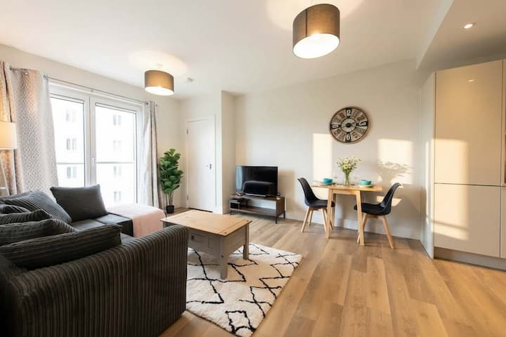 Spacious & Bright 1 Bed Apartment In Crawley - Crawley