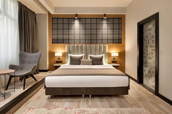 Ramada Budapest | King Deluxe | Near Parliament - ブダペスト