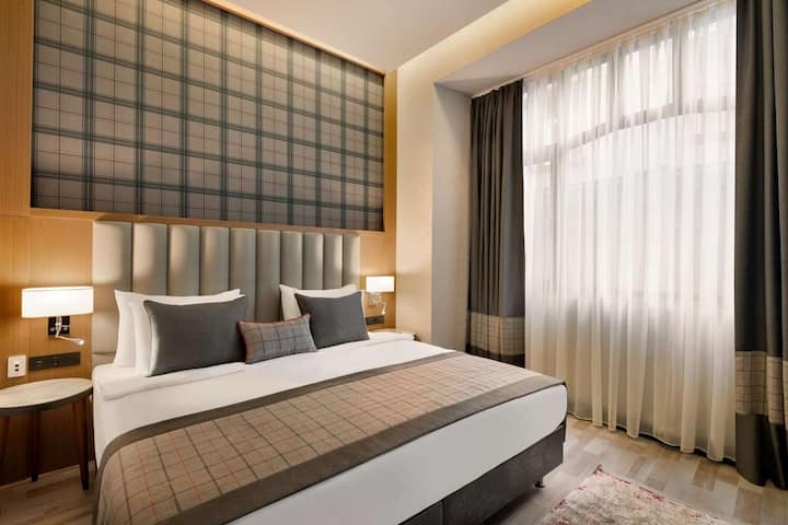 Deluxe King | Ramada Budapest | Near Basilica - Budapest