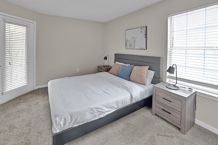 Modern Comfort W/ Balcony, Kitchen & Wifi - Hoover