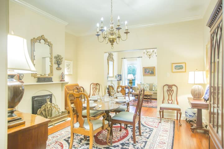 Overlooking Square + Parking By Lucky Savannah - Savannah, GA