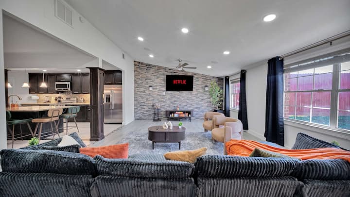 Luxe 6br Home | Fire Pit, Bbq & Kids’ Playhouse - Houston, TX