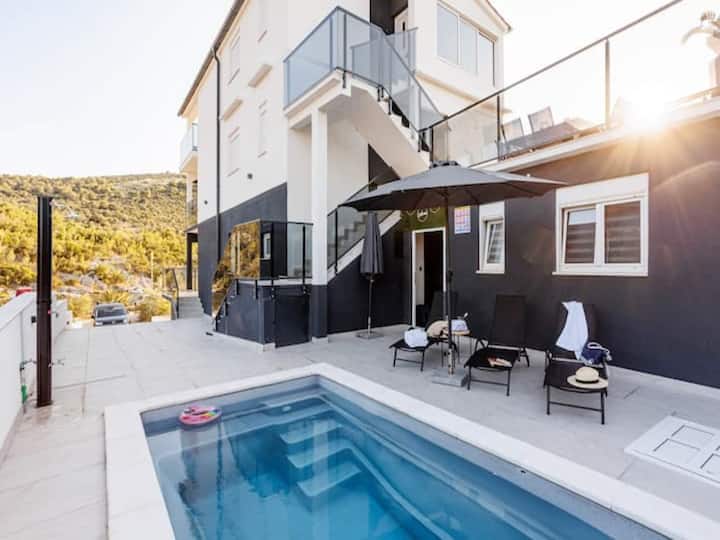 Villa Familiale Sereine Sur La Côte De Rogoznica - Primošten