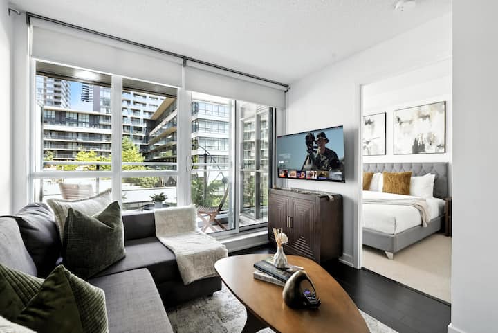 Modern Cityplace Retreat: King Bed & Balcony - Toronto
