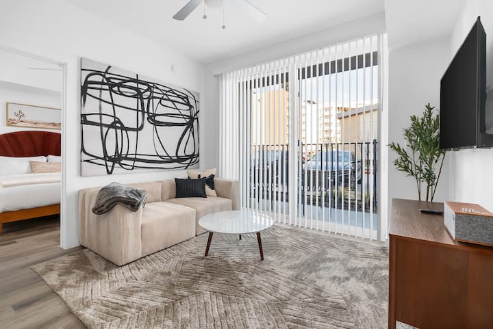 Lodgeur | Modern 2br W/ Open Living | Denton - Denton, TX