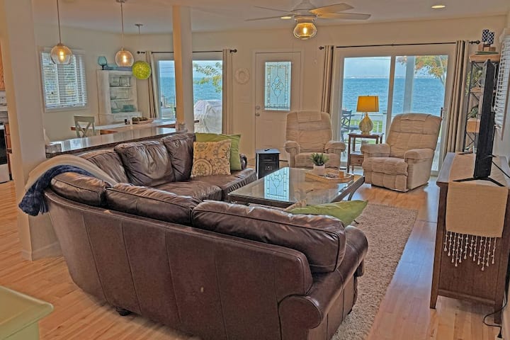 Lakefront Sunset Serenity - 4 Bedrooms/2 Bathrooms - Kelleys Island, OH