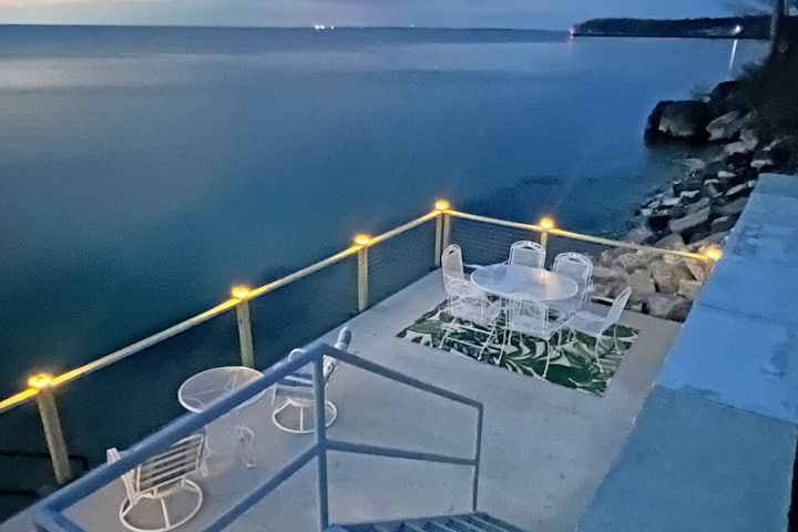 Lakefront Sunset Serenity - 4 Bedrooms/2 Bathrooms - Kelleys Island, OH