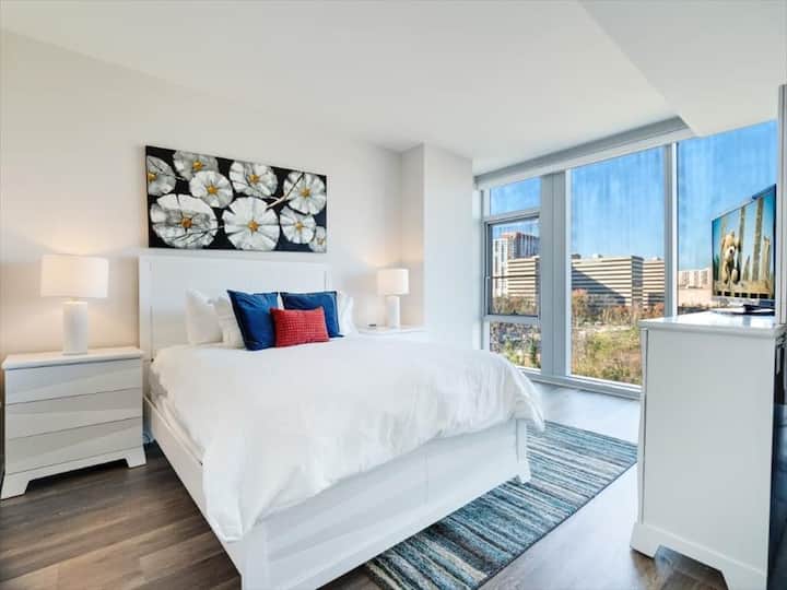 Close To It All! Rooftop Grills & City Views - Atlanta, GA
