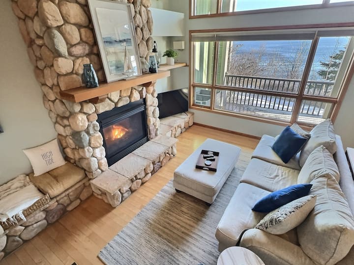 Gorgeous Lake Superior Waterfront Villa - Lutsen, MN