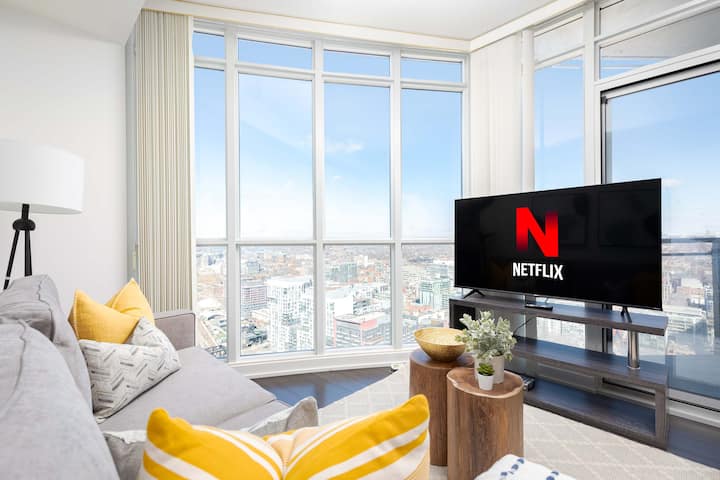 Steps Away From Rogers Centre - Sleeps 4! - Toronto