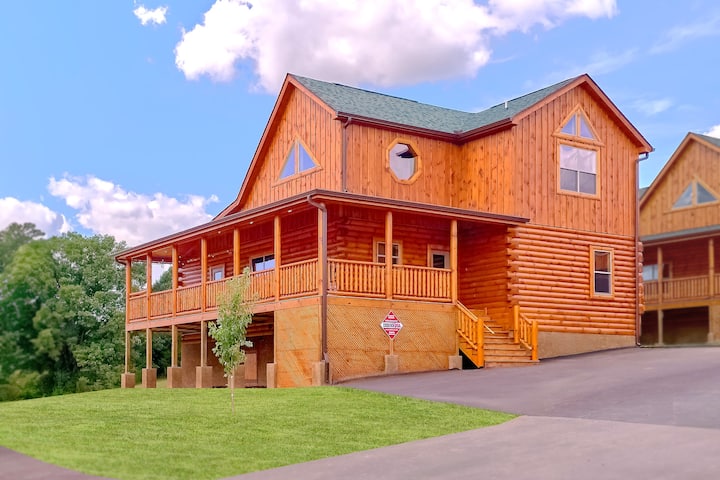 "Livin' The Dream" 4 Bedroom Cabin - Pigeon Forge, TN