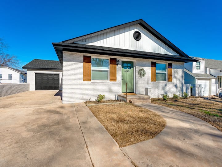 Green Door Cottage:  Bienvenidos Contratistas - Ada, OK