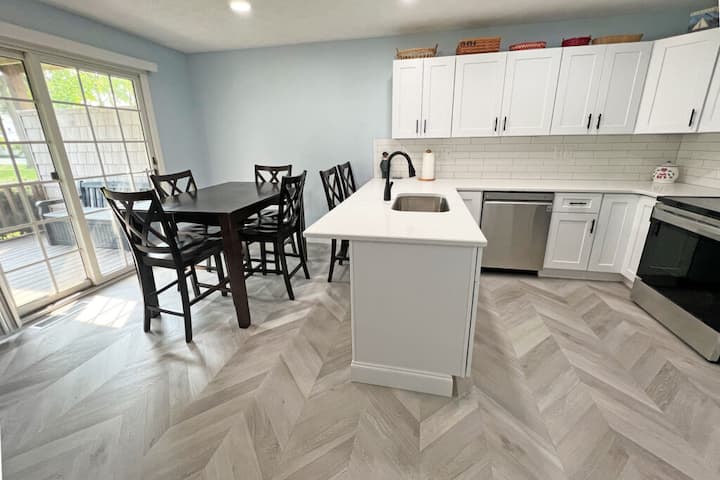 Destination Downtown Condo W/ Pool-2 Bdrms 2 Bths - Kelleys Island, OH