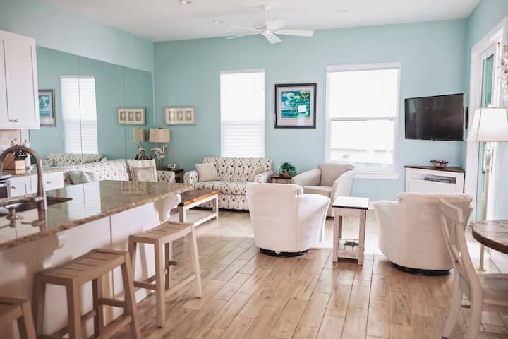 Cozy Beachfront Family Townhome - Gulf Shores, AL