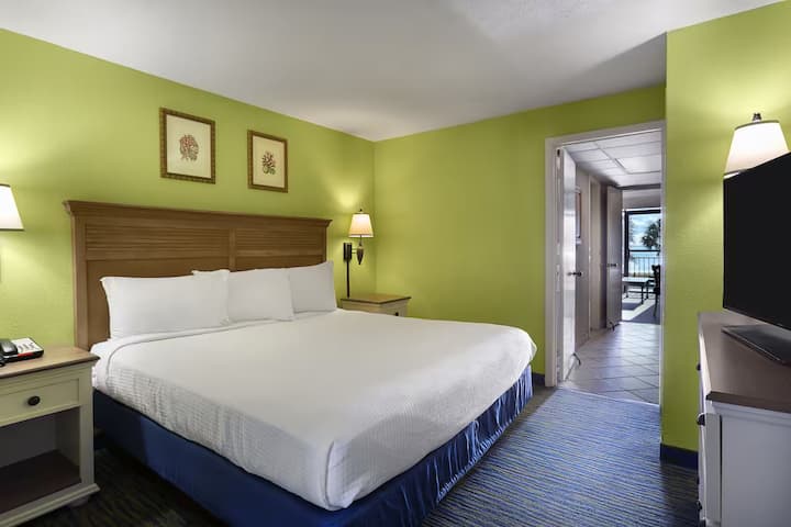 2 Polished King Suites | Oceanfront Balcony, Pool - Myrtle Beach, SC