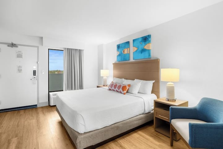 2 King Suites By The Surf | Spa, Bar, Pool Access - Myrtle Beach, SC
