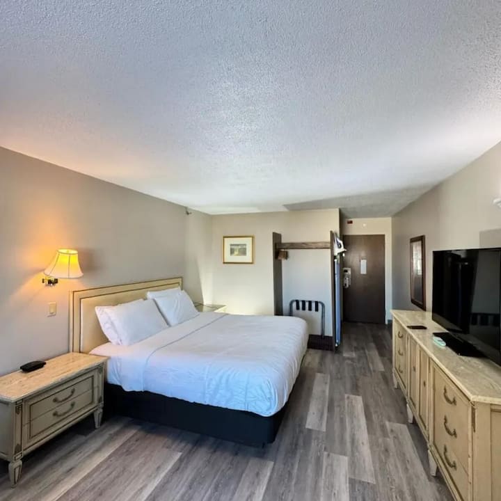 Peaceful Hotel Near Aroostook Park + Breakfast - Presque Isle, ME