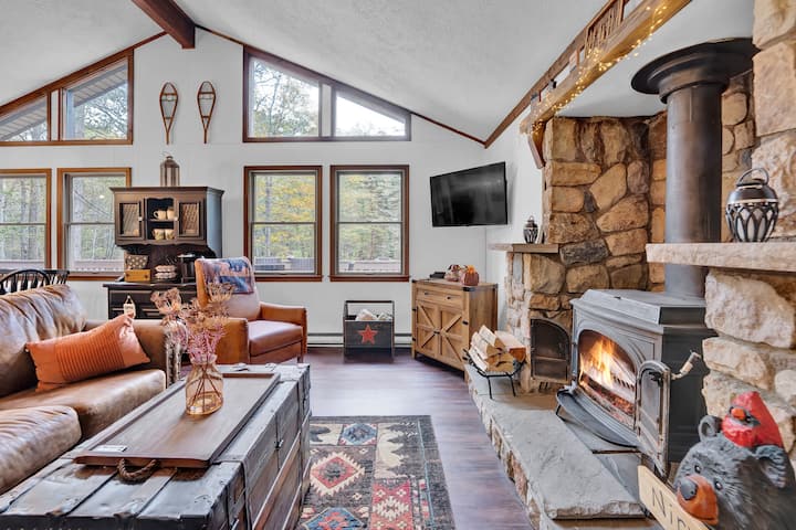 Chalet Retreat Hot Tub, Theater, Arcade & Firepits - 莫斯科