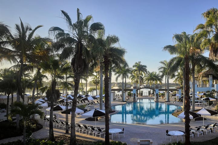 3 Serene Golf Side Suites For Ultimate Relaxation - West Palm Beach, FL