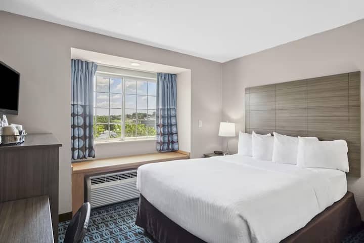 Compact Yet Functional Room Near Blue Springs - Independence, MO