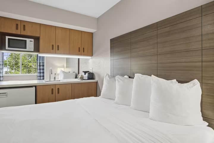 Well-lit Room Near Hiking, Boating & Downtown Spot - Independence, MO