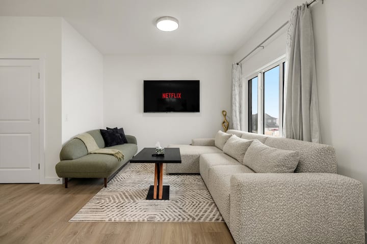 Mountain View Retreat | 2 King Beds | Full House - Cochrane