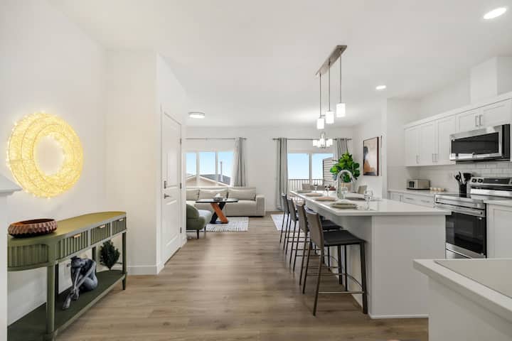 Mountain View Retreat | 2 King Beds | Full House - Cochrane