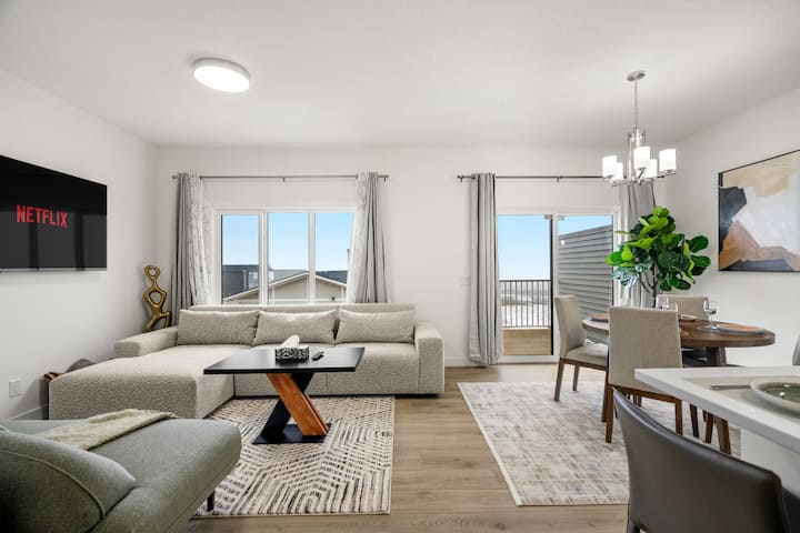 Mountain View Retreat | 2 King Beds | Full House - Cochrane