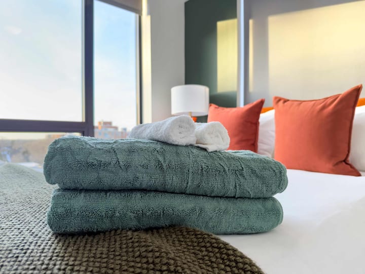 Top Floor 1br | Near Lakes | Rooftop Deck & Gym! - Minneapolis, MN