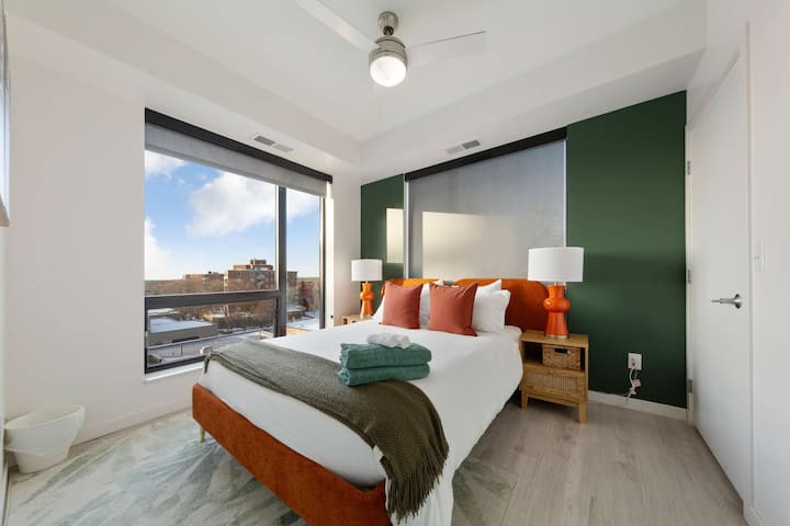 Top Floor 1br | Near Lakes | Rooftop Deck & Gym - Minneapolis, MN