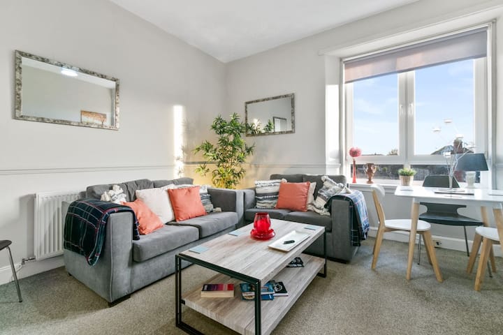 Free Parking | Sleeps 5 | 2 Bedrooms | Lovely Area - Balloch