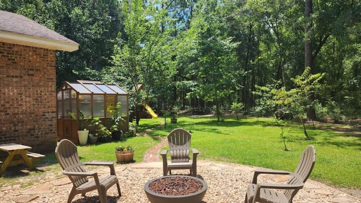 Cottage Retreat Family, Pet Friendly W-firepit - Milton, FL